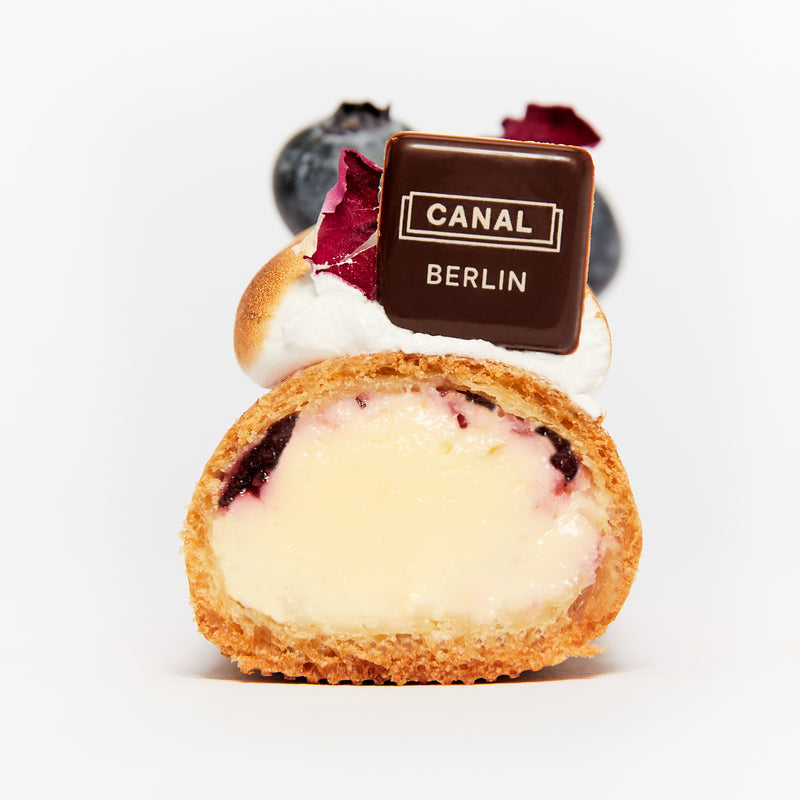 Blueberry & lemon éclair